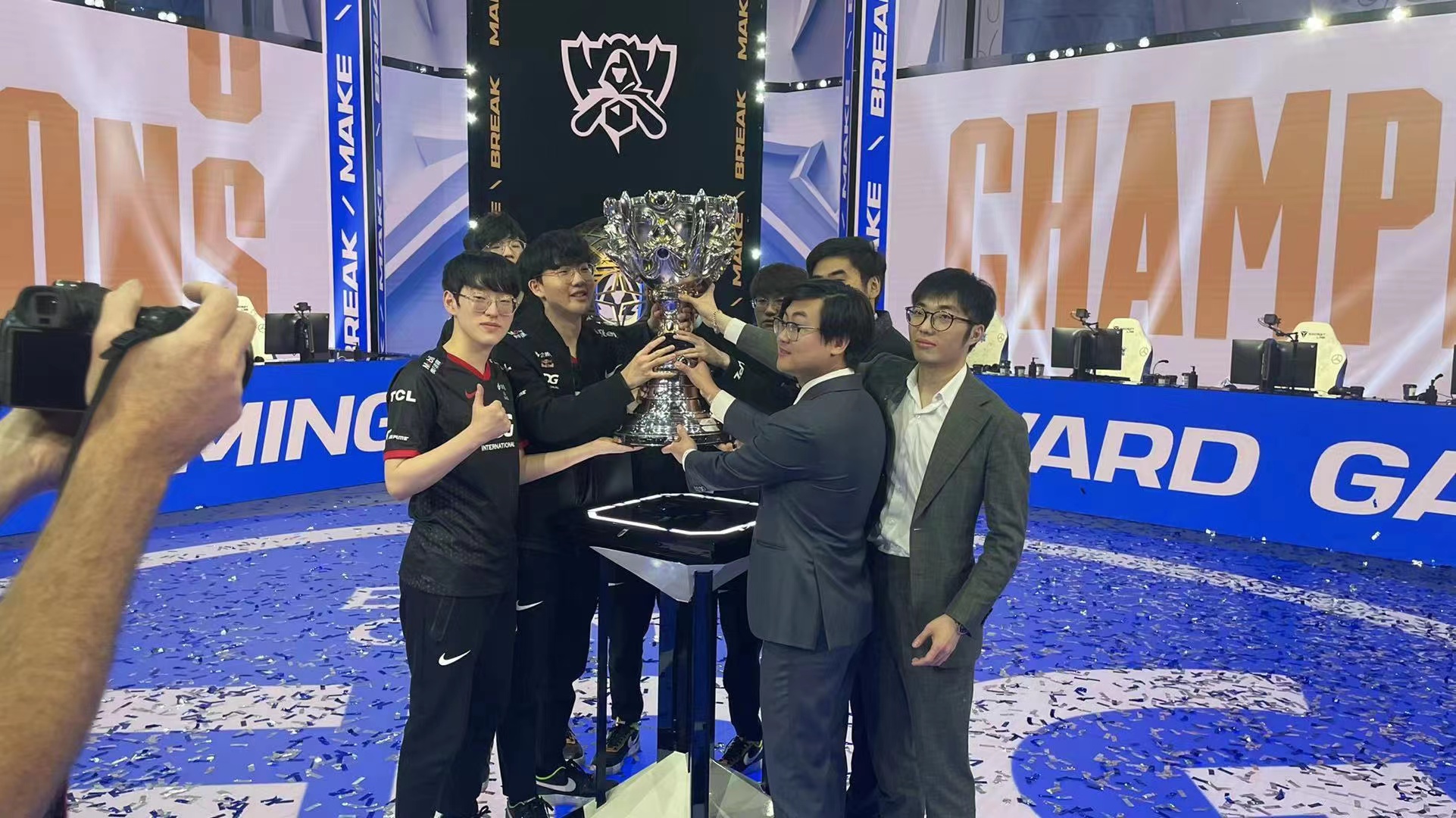 回顾EDG夺冠之路：不破不立，从不被看好到新王加冕