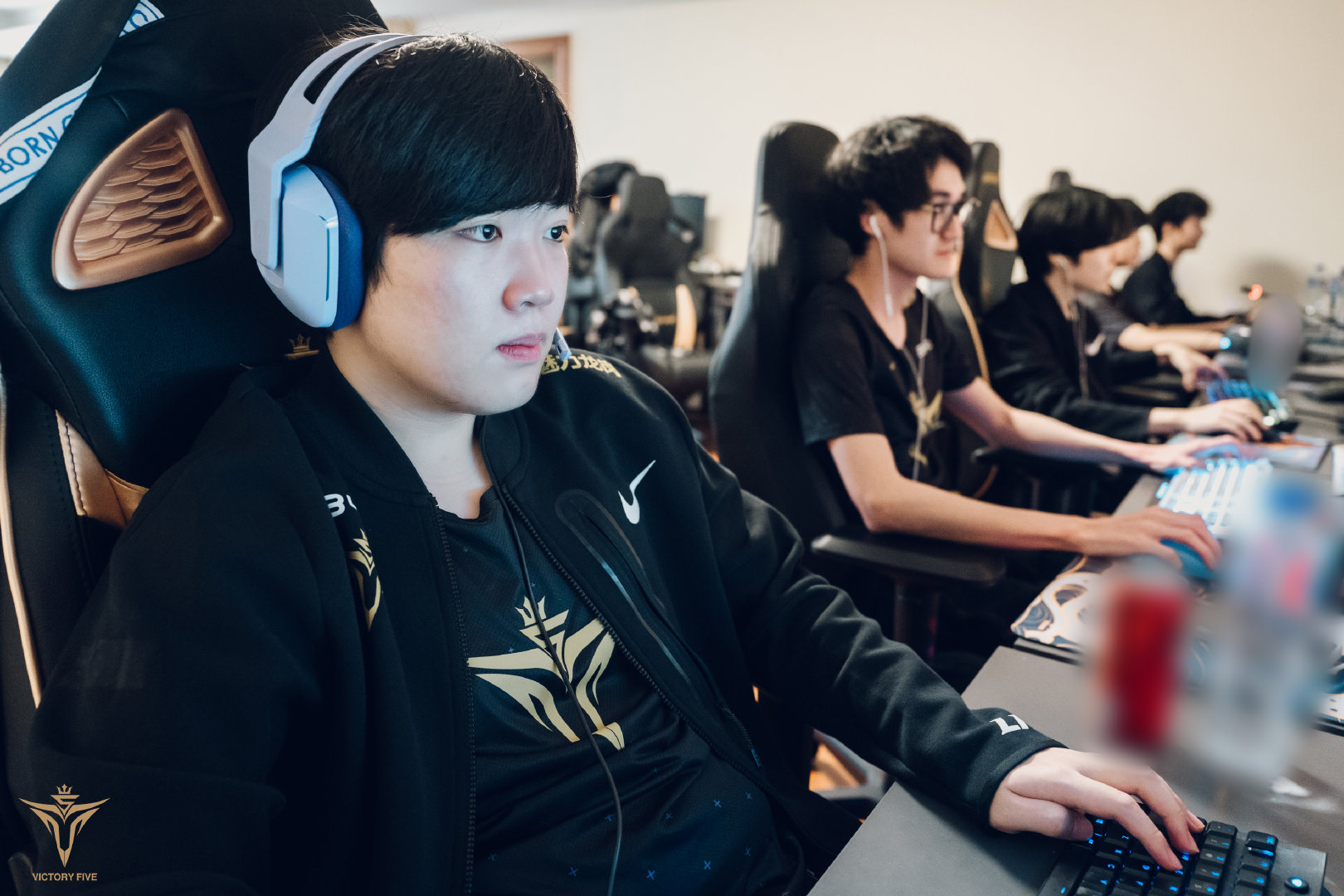 这是常规赛第一的v5吗？ bo5成软脚虾，LPL决赛是全华班对决