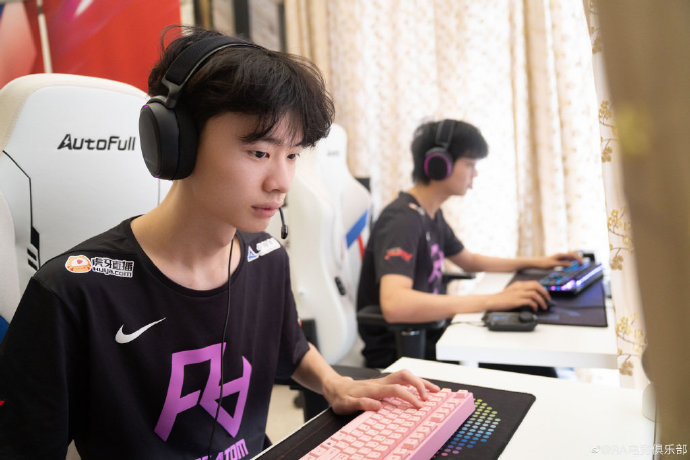 无意中用到了游戏中Bug，RA中单Strive遭到处罚