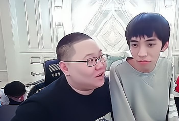 PDD的左膀右臂回来了，开播首秀就成游戏榜第一，PDD送大礼助威