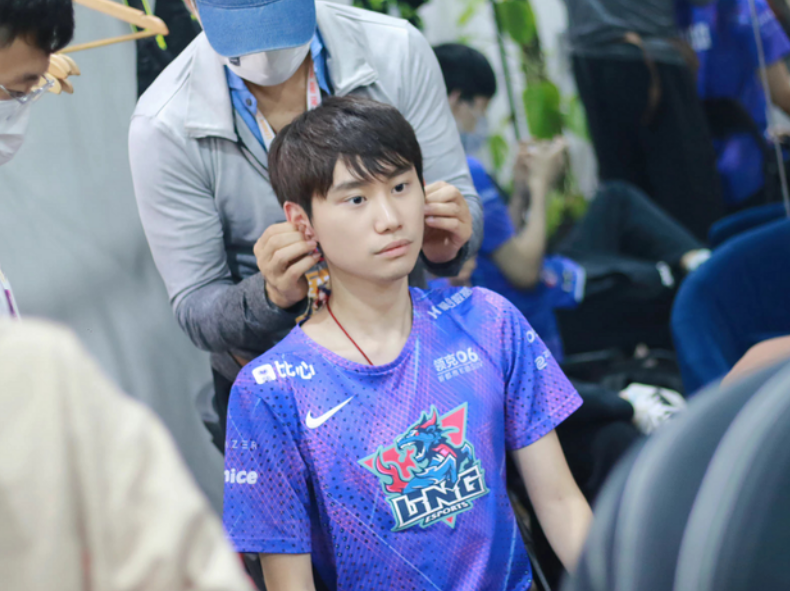 Doinb用行动告诉我们：四个王者带一个纯新手也能随便赢五个宗师