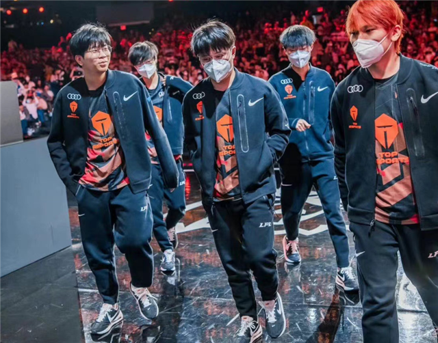 TES选手落泪惹人心疼，凌晨比赛视频却遭质疑：输给GAM全队都在笑？