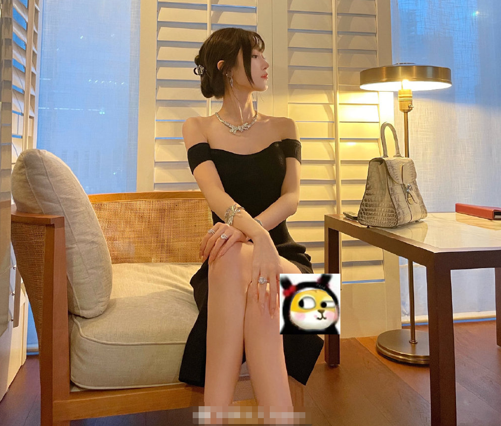 腐团儿身穿一袭黑色开叉连衣裙，露出1米3的长腿！婀娜身姿很优雅