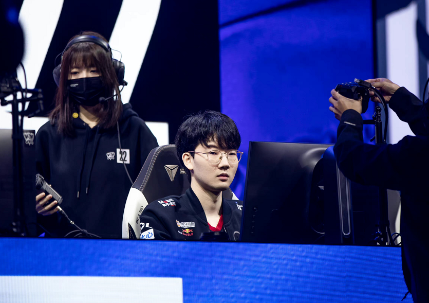 viper光速回到韩国，在地铁与粉丝相遇！明年去DK又是银河战舰？