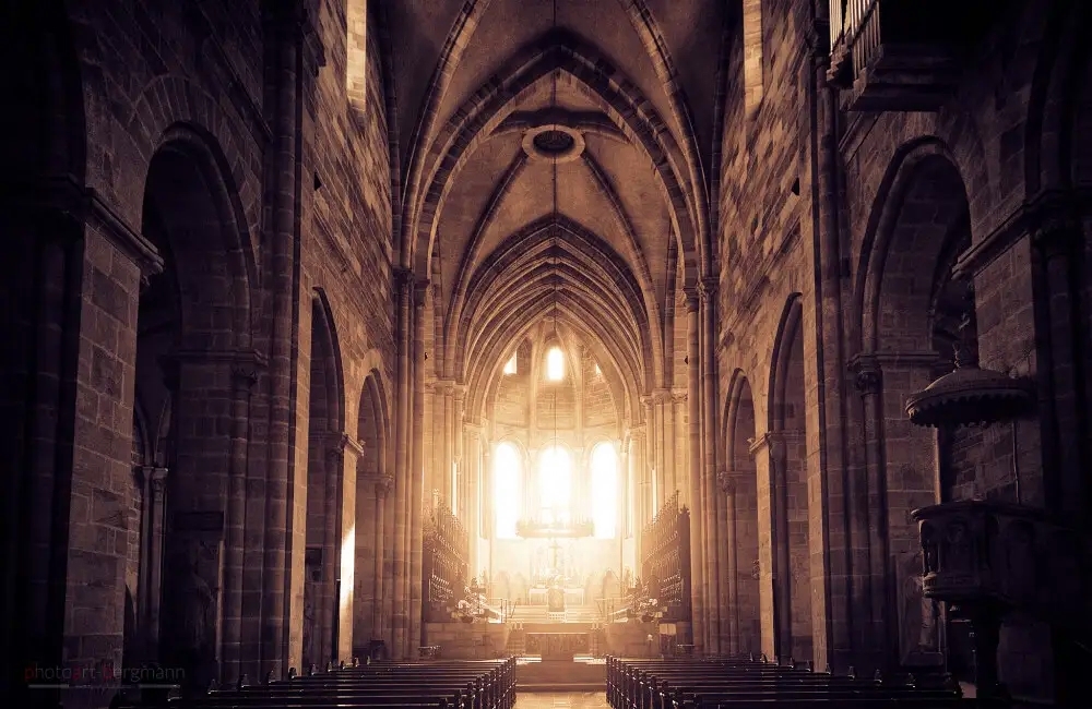 推荐1本掺杂了SCP设定的奇幻小说，质量和脑洞都很不错，值得一看