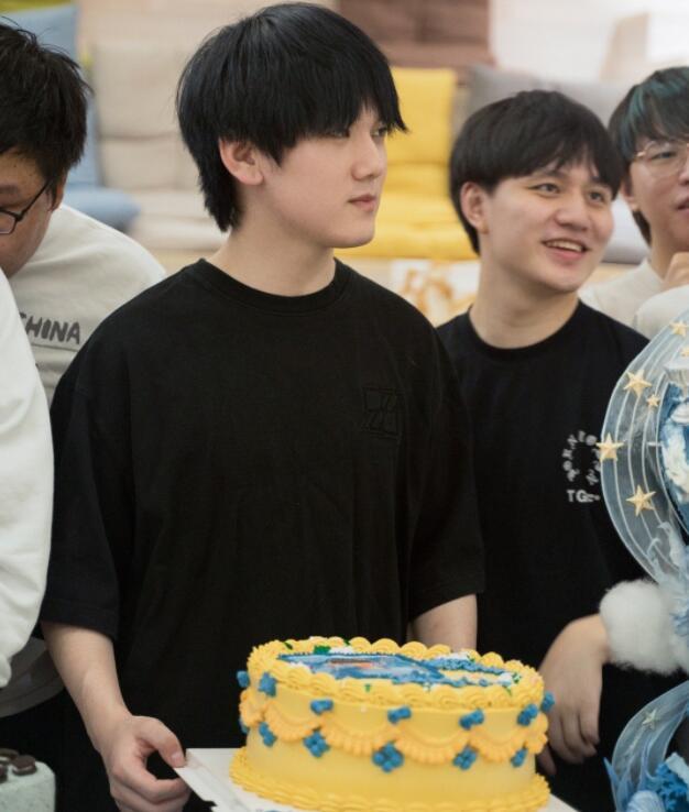 JKL在基地过生日，收到30万的汽车，一个蛋糕几千元