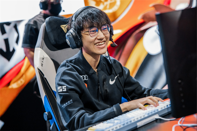 “黄金左手”迎接全新篇章，TES宣布knight成为自由人