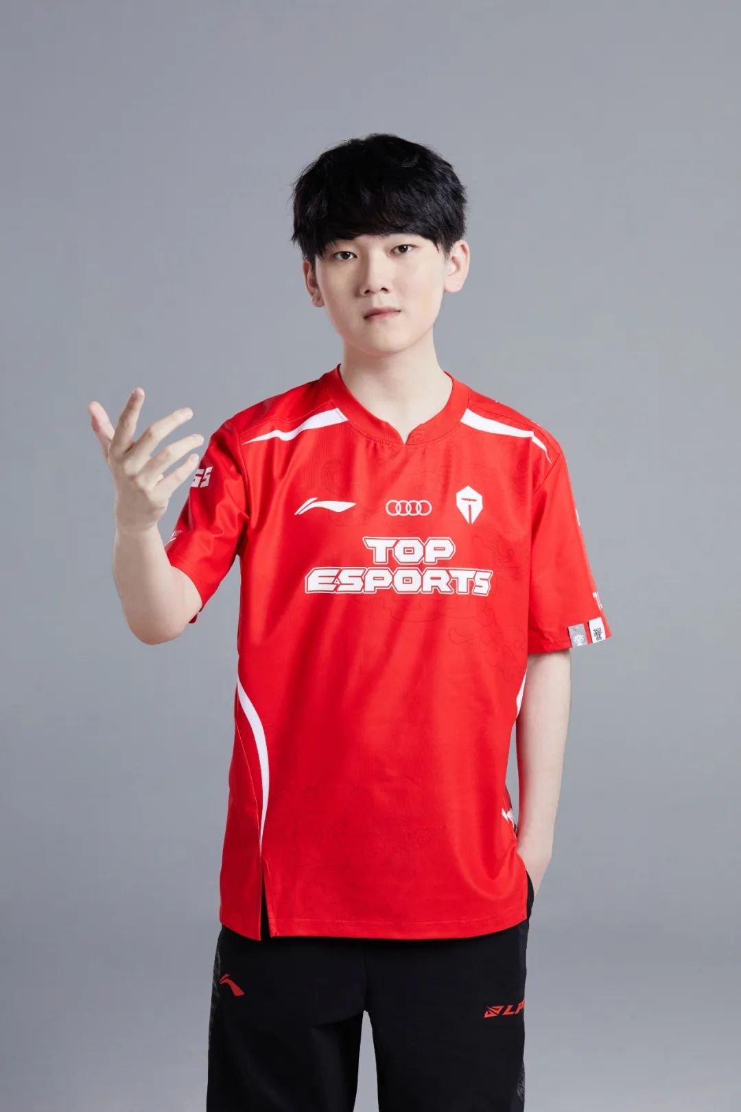 昨晚，JackeyLove 等选手穿上李宁“比赛服”，开启 LPL 十周年首战