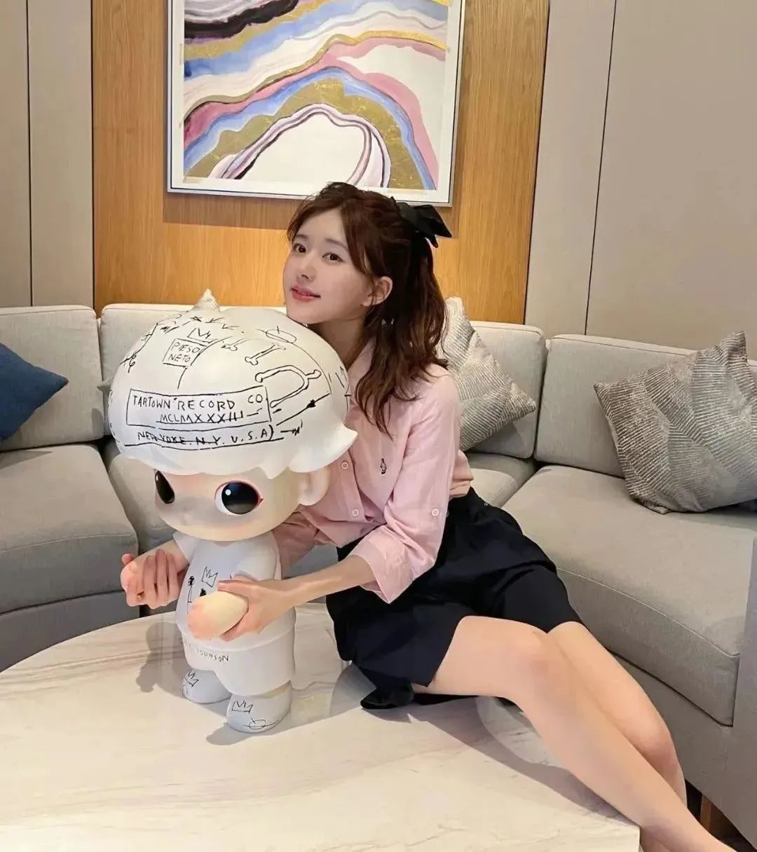 这次 DIMOO 穿上 Champion 卫衣，成为玩家热议的“冠军男孩”