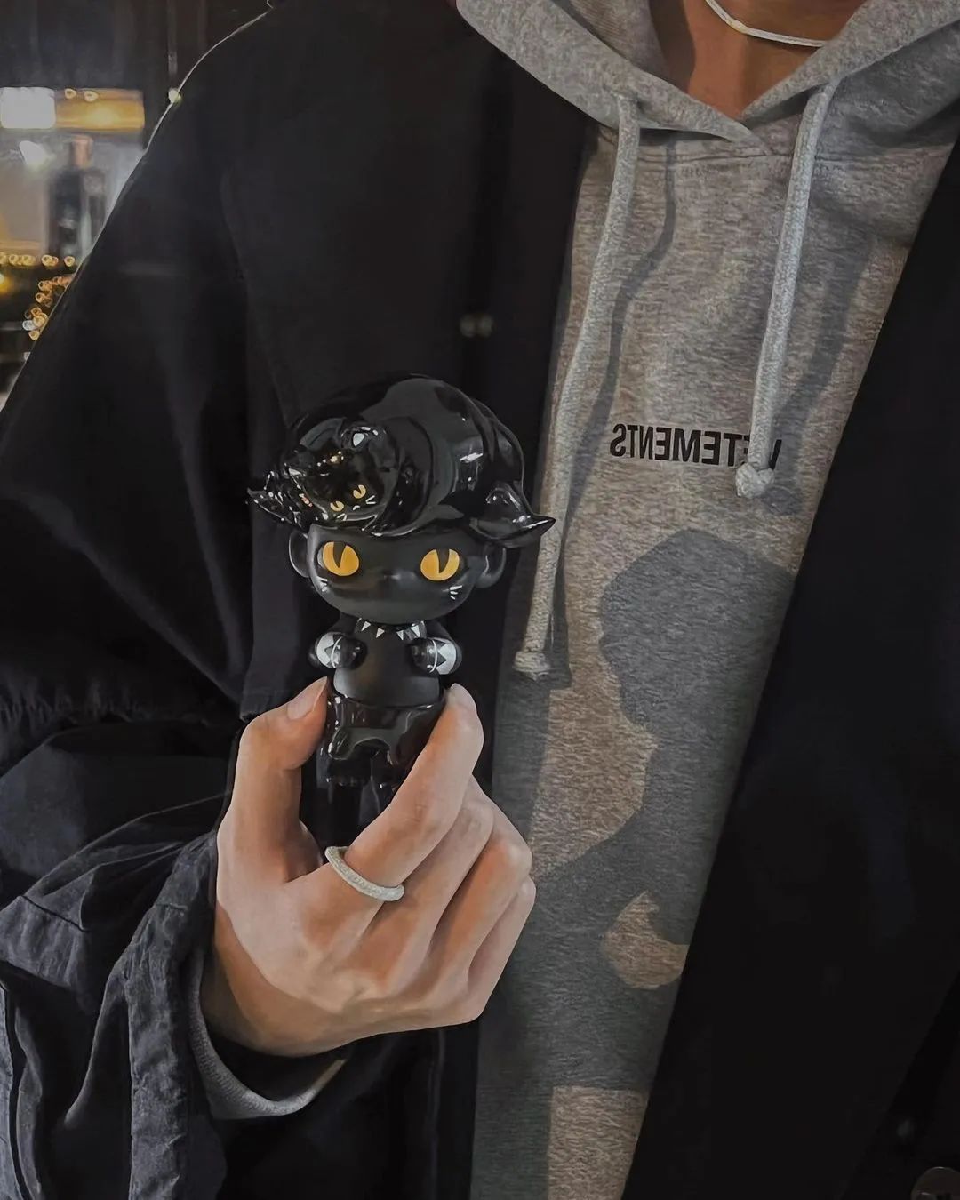 这次 DIMOO 穿上 Champion 卫衣，成为玩家热议的“冠军男孩”