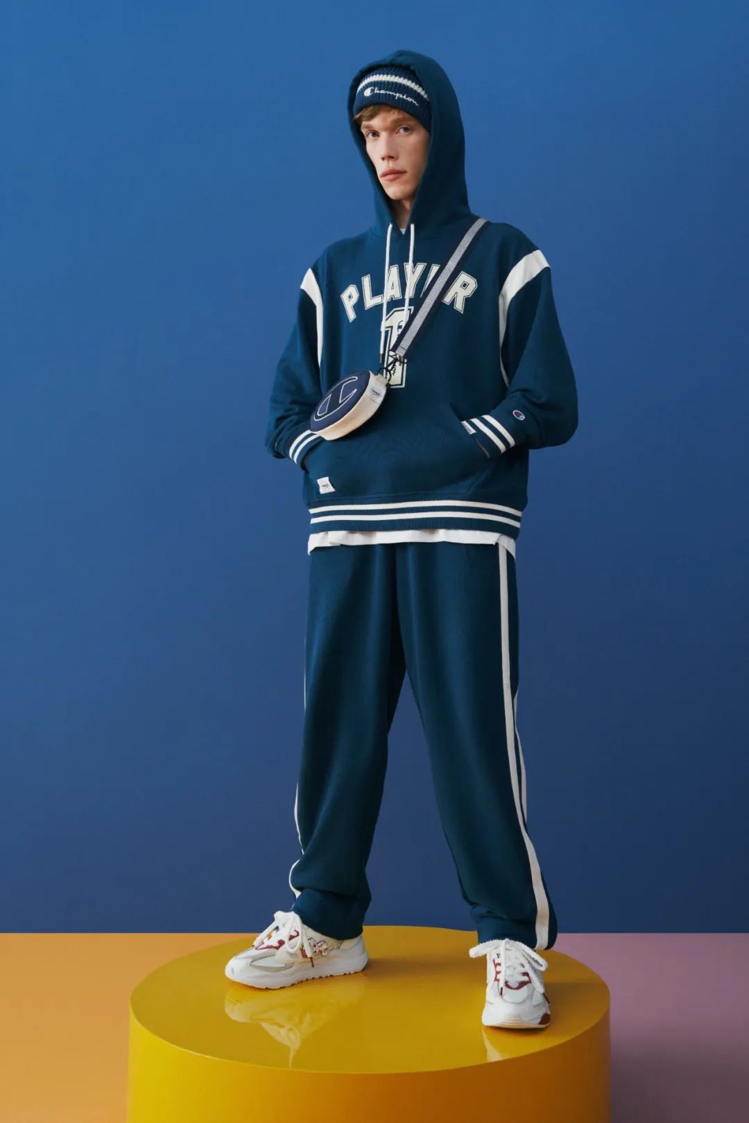 这次 DIMOO 穿上 Champion 卫衣，成为玩家热议的“冠军男孩”