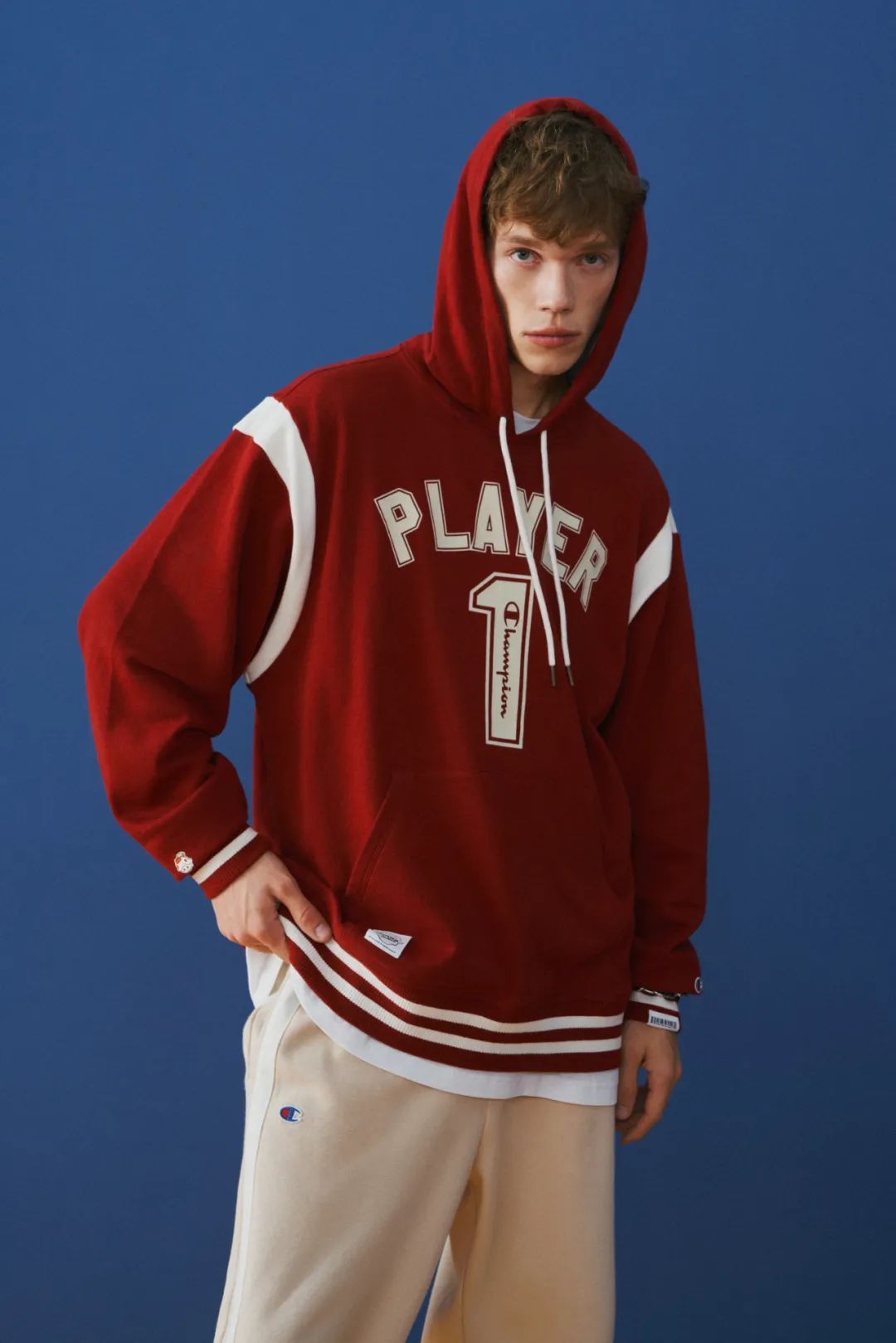 这次 DIMOO 穿上 Champion 卫衣，成为玩家热议的“冠军男孩”