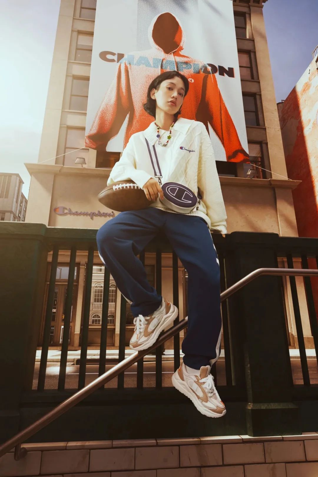 这次 DIMOO 穿上 Champion 卫衣，成为玩家热议的“冠军男孩”