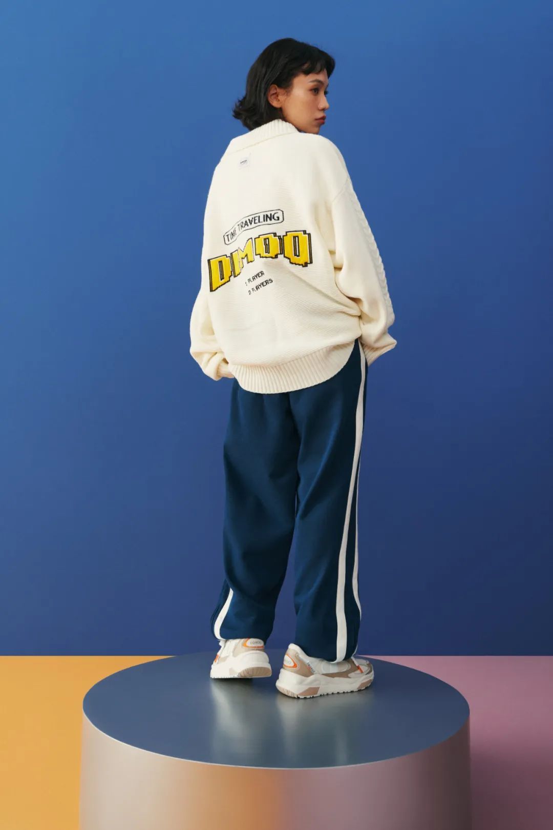 这次 DIMOO 穿上 Champion 卫衣，成为玩家热议的“冠军男孩”