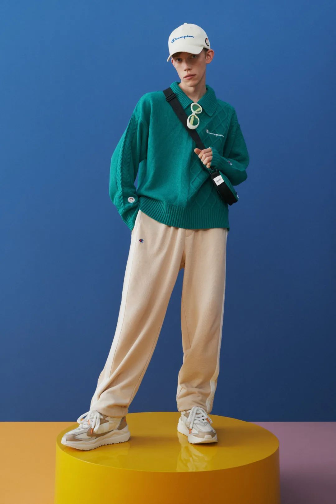 这次 DIMOO 穿上 Champion 卫衣，成为玩家热议的“冠军男孩”