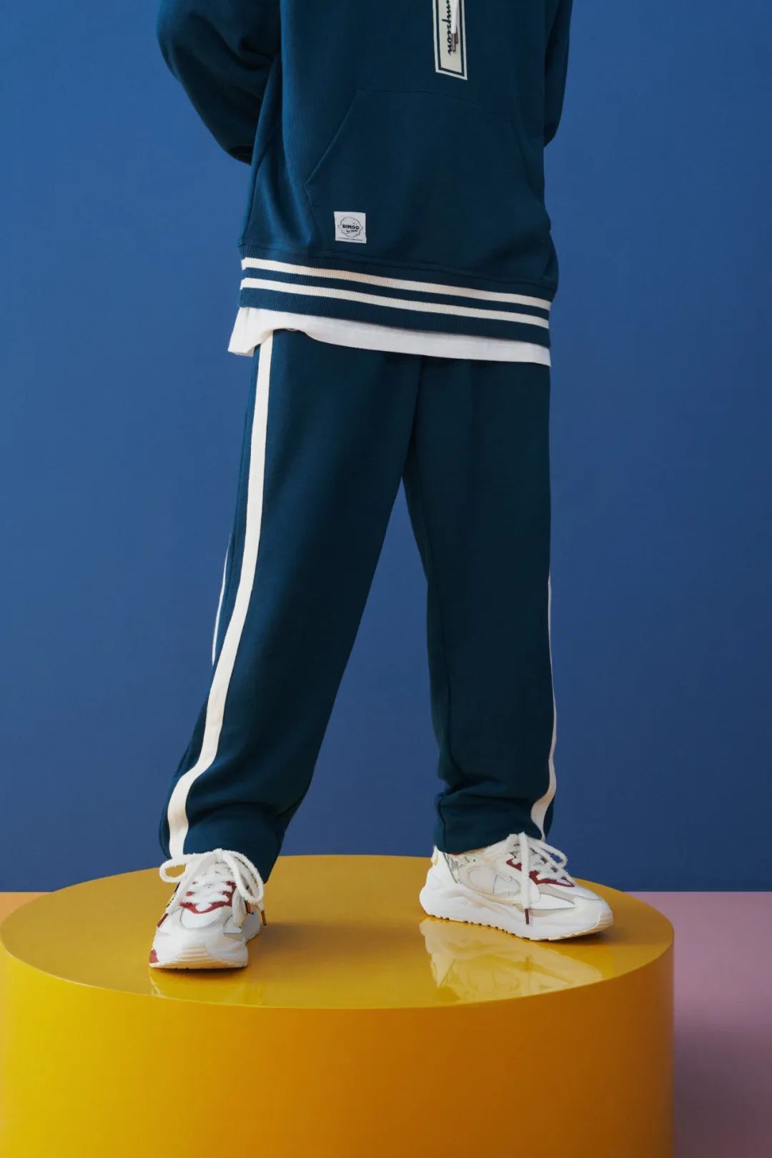 这次 DIMOO 穿上 Champion 卫衣，成为玩家热议的“冠军男孩”