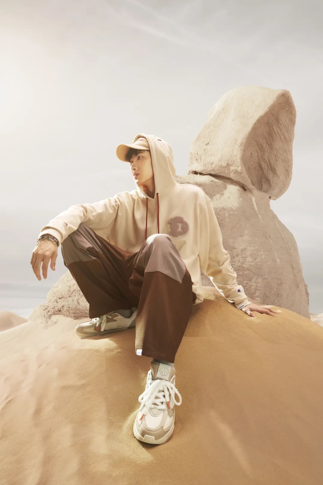 这次 DIMOO 穿上 Champion 卫衣，成为玩家热议的“冠军男孩”