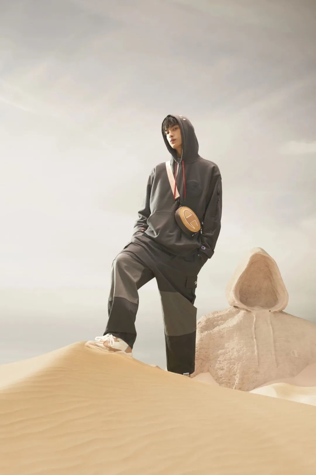 这次 DIMOO 穿上 Champion 卫衣，成为玩家热议的“冠军男孩”