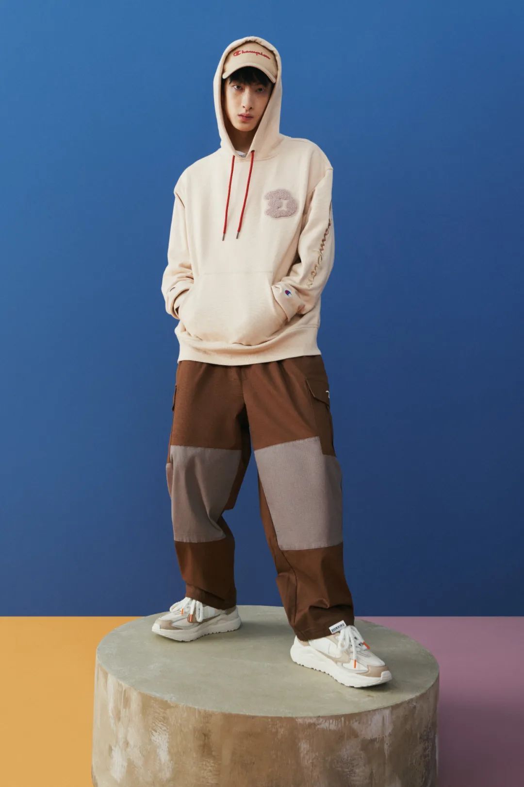 这次 DIMOO 穿上 Champion 卫衣，成为玩家热议的“冠军男孩”