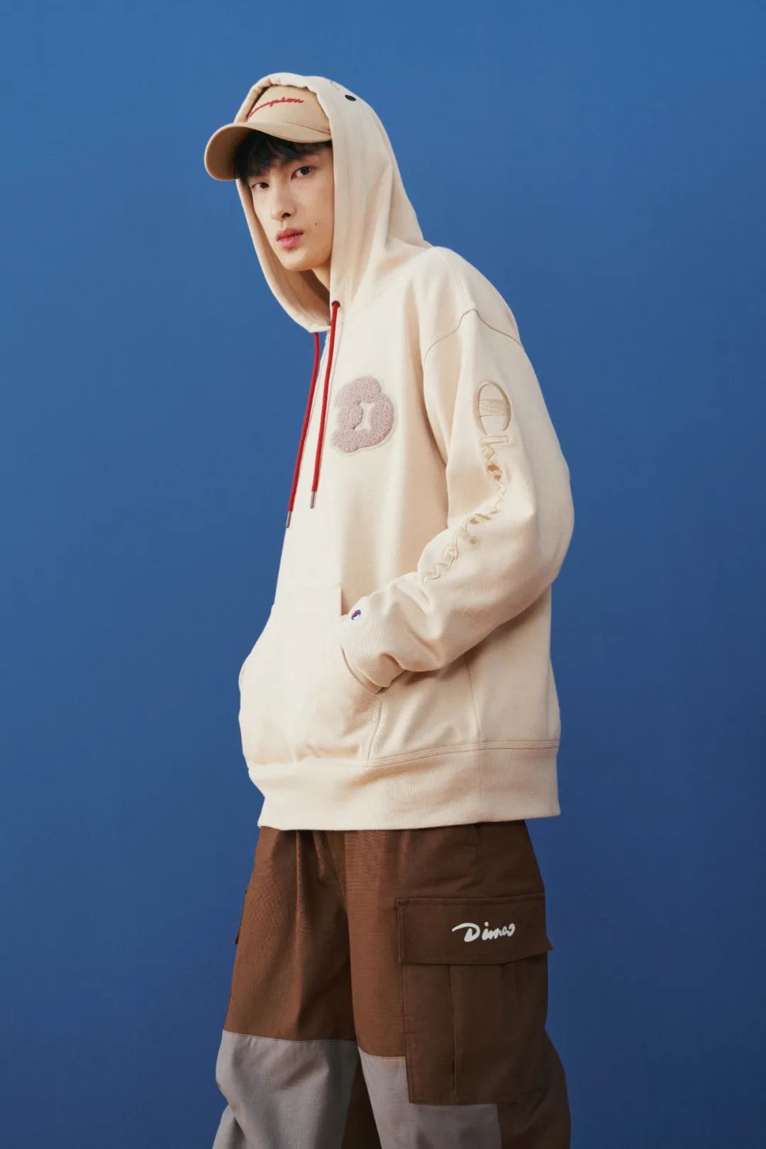 这次 DIMOO 穿上 Champion 卫衣，成为玩家热议的“冠军男孩”