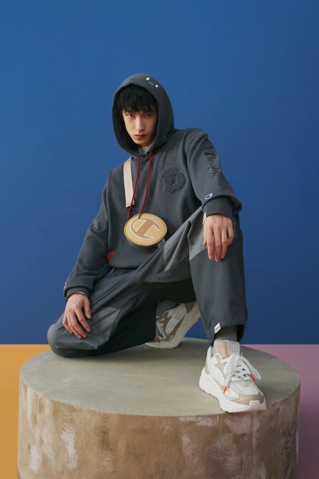 这次 DIMOO 穿上 Champion 卫衣，成为玩家热议的“冠军男孩”