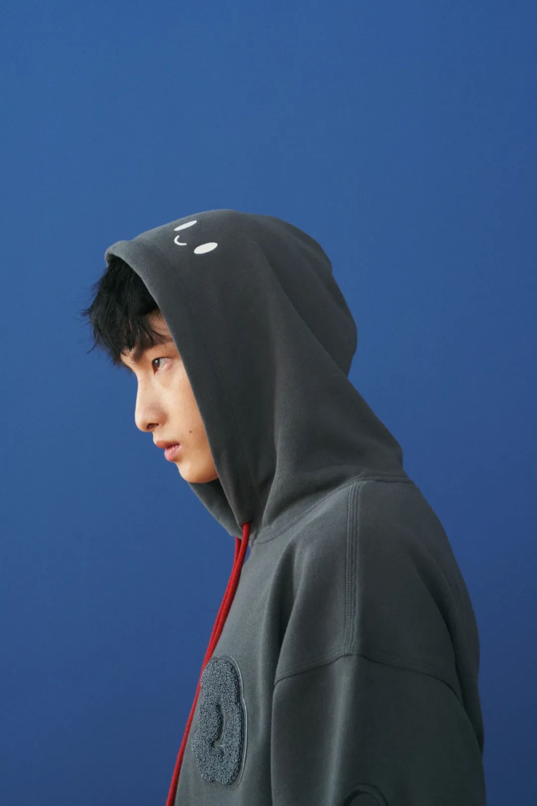 这次 DIMOO 穿上 Champion 卫衣，成为玩家热议的“冠军男孩”