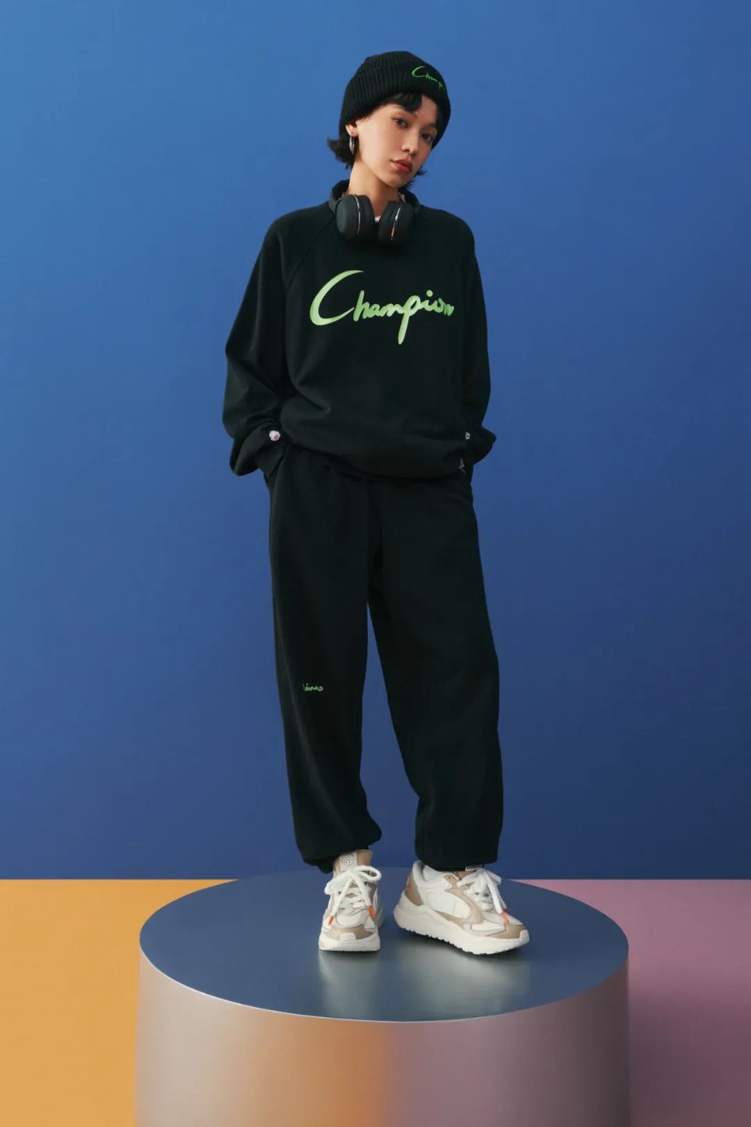 这次 DIMOO 穿上 Champion 卫衣，成为玩家热议的“冠军男孩”