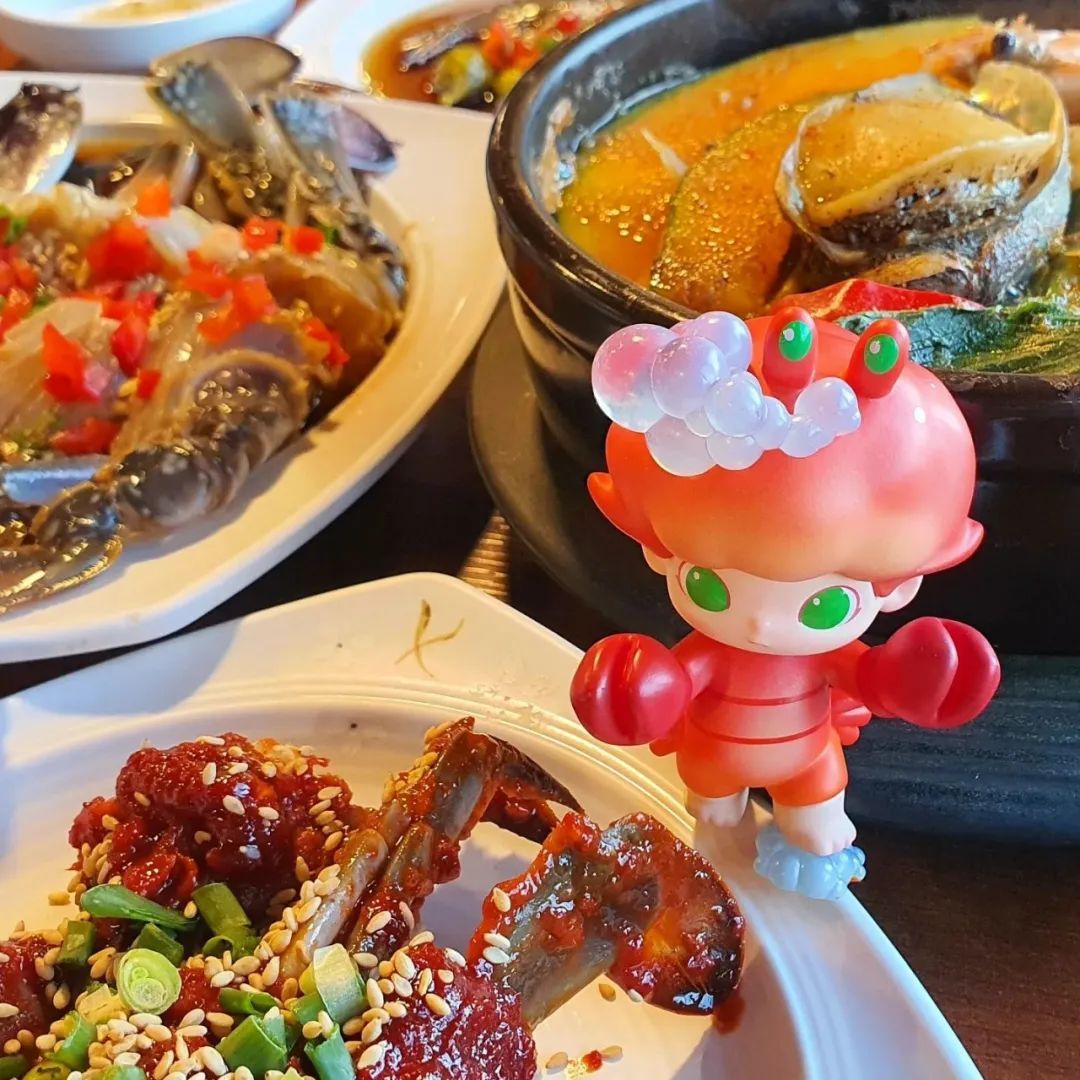 这次 DIMOO 穿上 Champion 卫衣，成为玩家热议的“冠军男孩”