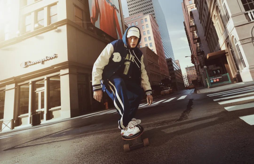 这次 DIMOO 穿上 Champion 卫衣，成为玩家热议的“冠军男孩”