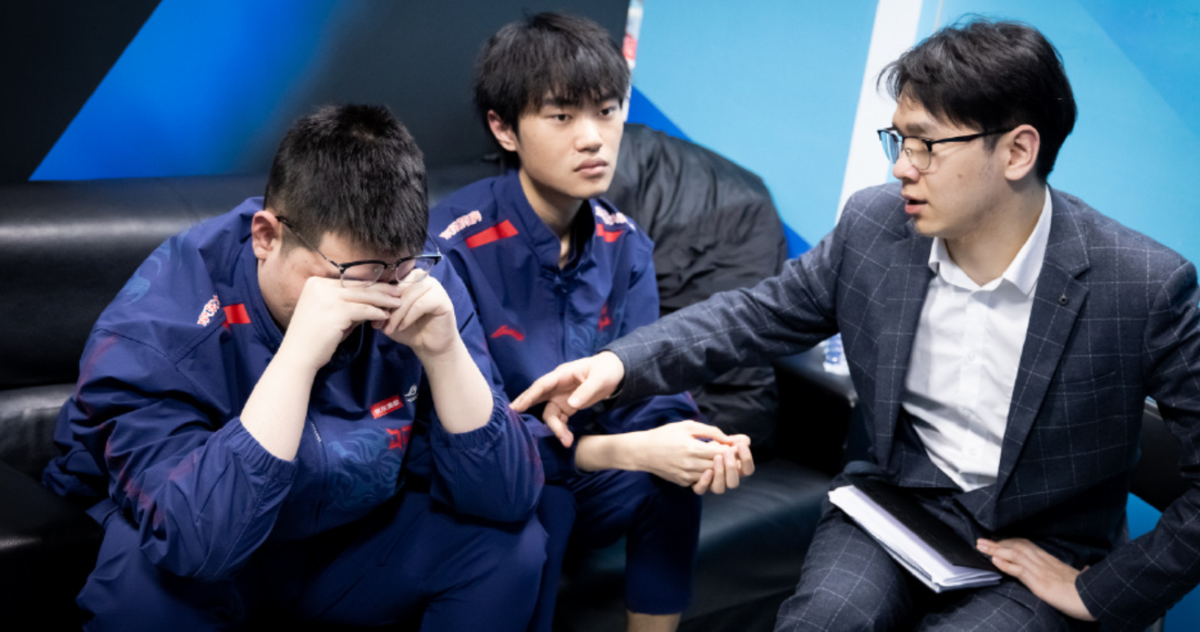 被EDG零封前，JDG全队欢笑369超人变身！赛后捂脸泪崩教练安慰