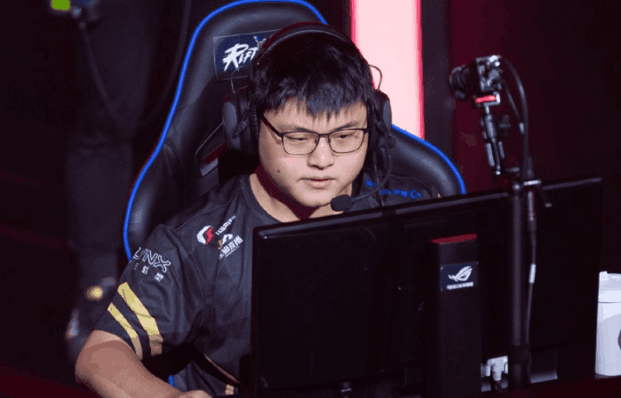 Uzi直播玩无限乱斗1V5后直言：不是英雄太强 我是这个模式的BUG！