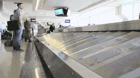 哪些托运行李最先下飞机？两招助你最快取到行李！_腾讯新闻