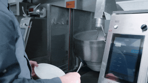 中国首个AI厨王诞生，苦练7吨菜！网友：机器人都比我会做饭_腾讯新闻