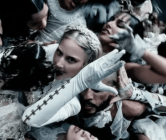 惊艳回归：LADY GAGA 新单《Abracadabra》MV 赏析_腾讯新闻