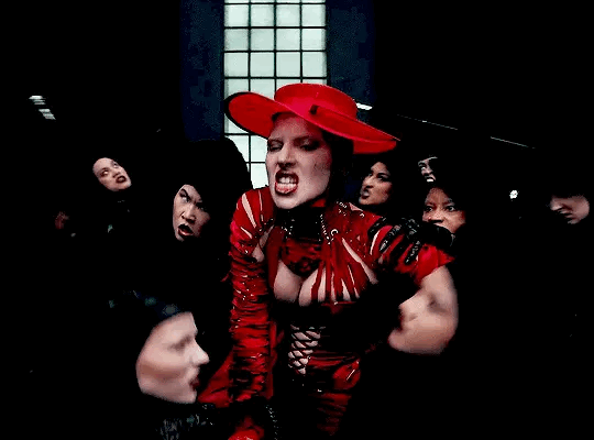 惊艳回归：LADY GAGA 新单《Abracadabra》MV 赏析_腾讯新闻