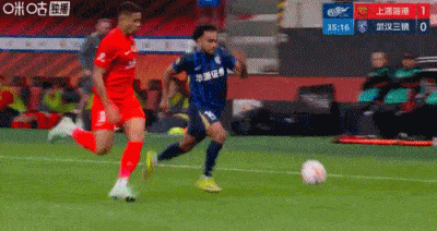 上海海港1-0领先武汉三镇，魏震头球破门，蒋光太撞伤对手！_腾讯新闻