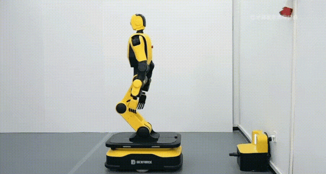 具身智能引擎驱动轮式人形机器人DexForce W1，未来可以在工厂、仓库、机场、商场、医院看到它 |CyberRobo_腾讯新闻