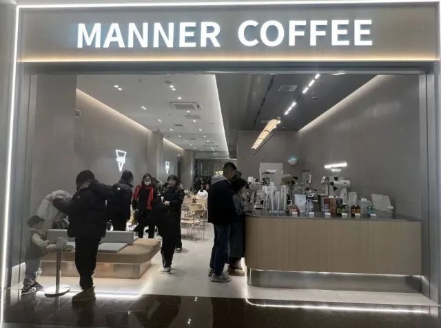 “狂飙”的Manner咖啡：一年在山东开出6家门店，成首个千店精品咖啡品牌_腾讯新闻