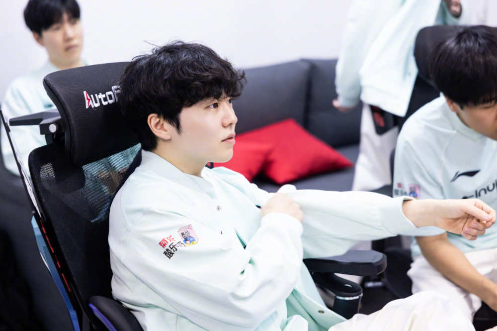 JKL首获常规赛MVP，TheShy重返巅峰拿一阵上单，Bin无阵被嘲，第三赛段奖项出炉_腾讯新闻