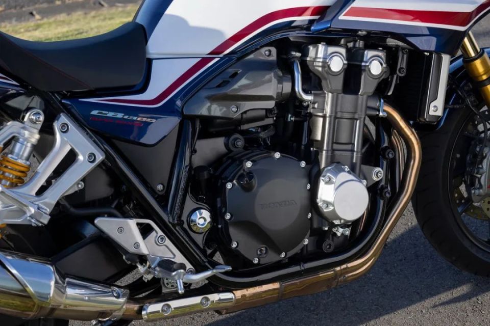 售价21万起！本田CB1300系列SP版国内上，这才是情怀四缸！_腾讯新闻