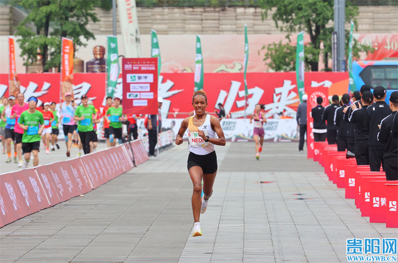 2025贵阳马拉松全马冠军揭晓！埃塞俄比亚选手打破女子组赛会纪录_腾讯新闻