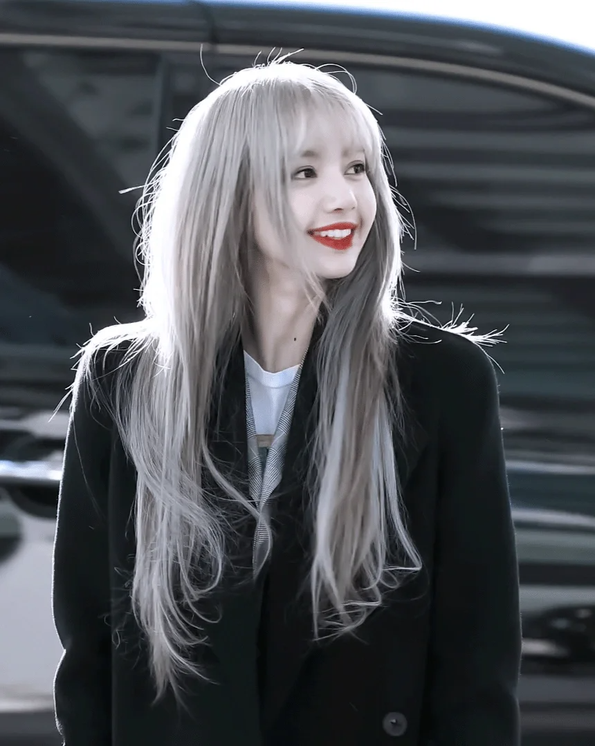 Lisa新造型震撼全网！曾经的“人间芭比”，怎么疯成了这样？_腾讯新闻