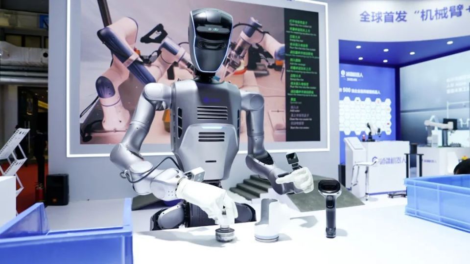 越疆具身智能人形机器人DOBOT Atom Ⅱ亮相，做煲仔饭、倒柠檬茶_腾讯新闻