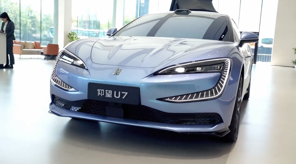 仰望U7实车到店，长超5米2+双车载冰箱，配1306马力+后轮转向_腾讯新闻