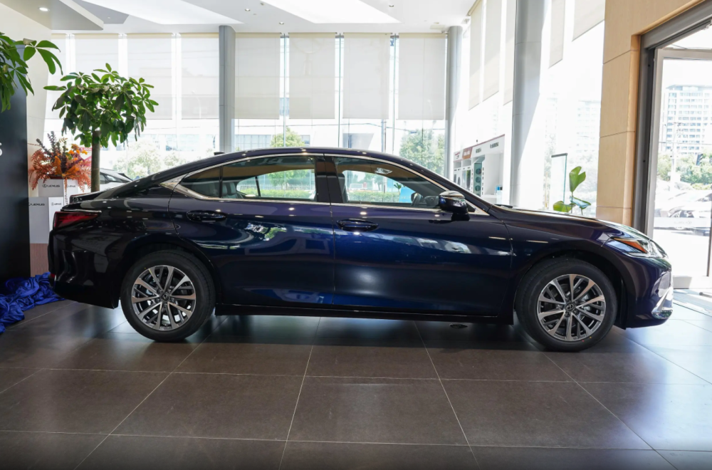 雷克萨斯ES200臻享版，动力不强，尺寸不大，29.99万算识时务？_腾讯新闻