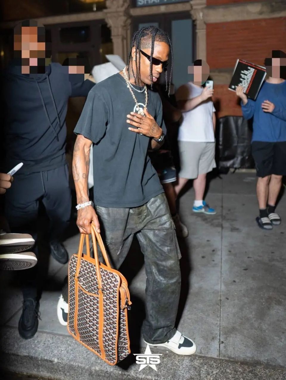 Opium 小子新宠，Travis、Playboi 抢先穿上了 P.L.N._腾讯新闻