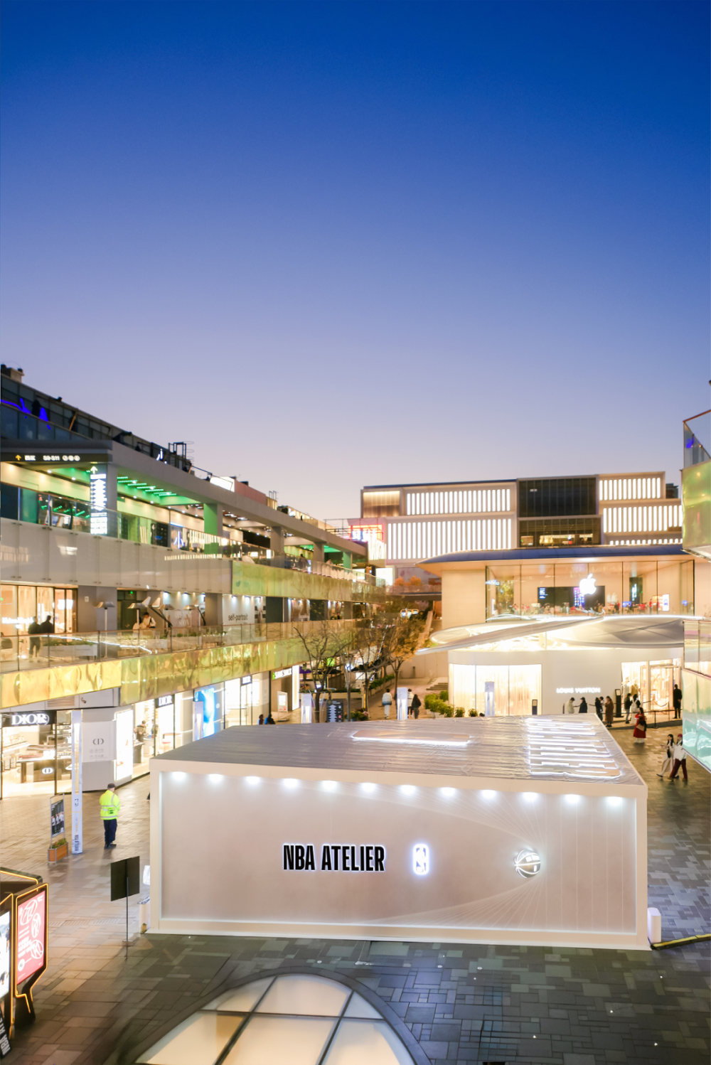 NBA也出服装品牌了？篮球文化融合运动美学怎么样？全球首店落子三里屯太古里，当红偶像明星李汶翰现身助阵~_腾讯新闻