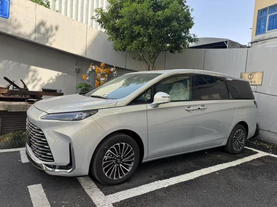 别克GL8陆尚到店实拍，大过比亚迪夏，配397马力+续航1420km_腾讯新闻