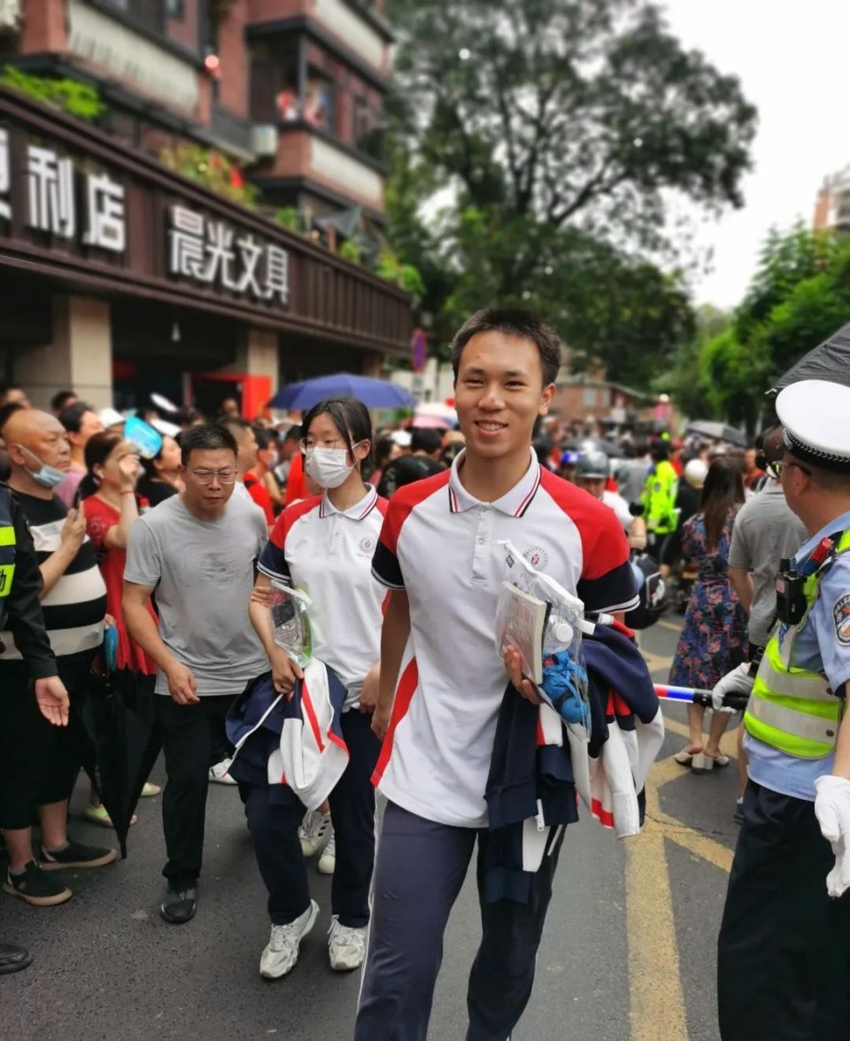 逐梦高考 温暖相伴——2023年高考首日一线见闻_腾讯新闻