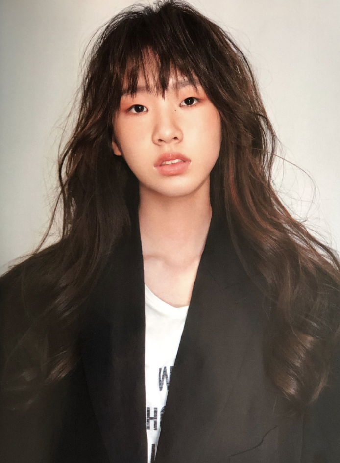 二女儿Lily晒大长腿仙气十足，小S自豪闪现评论区！_腾讯新闻